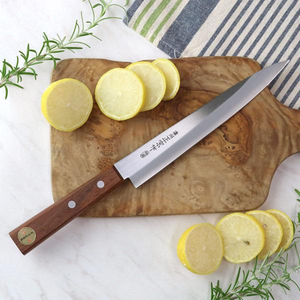 サイズ/約32cm刃渡り：約20cm内容量/1本材質/刃部：高級刃物用特殊ステンレス鋼柄部：天然木（ローズウッド）生産国/日本製●刃渡り20cmの刺身包丁です。●繊維を傷付けないお刺身の口当たりの良さは、刺身包丁でしか出すことができません。...