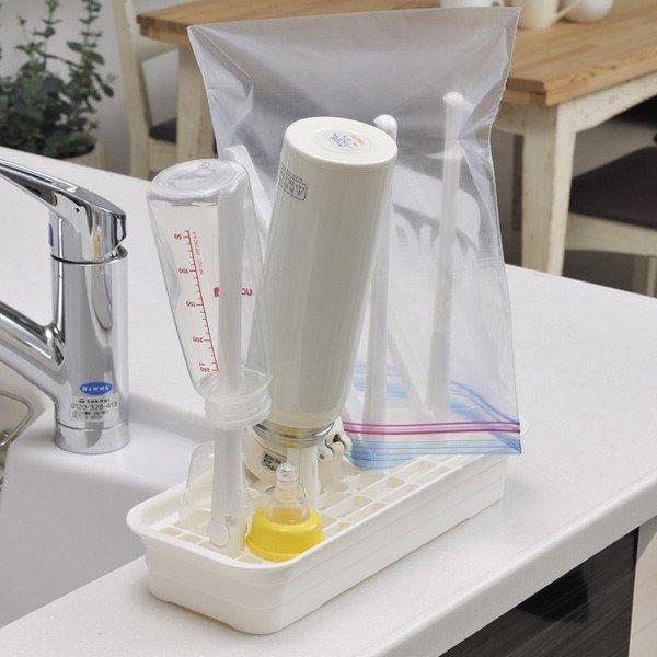 サイズ/約幅31.1×奥行11.9×高さ27.2cm内容量/1個材質/トレー・水切り：ポリプロピレンポール：スチロール樹脂生産国/日本製●乾きにくかったペットボトルや食品保存袋、哺乳瓶などを立てて乾かせるスリムな水切りスタンドです。●シンク...