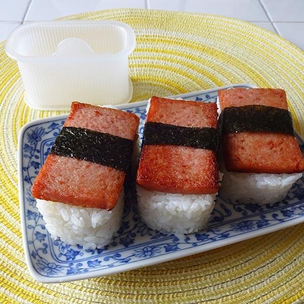 人気のランチョンミートむすび、スパムおにぎり用の楕円形のおにぎりを簡単に作れる押し型です。ご飯をつめて押すだけで簡単きれいな仕上がりになるので、キレイに見せたいおにぎり作りに最適です。ご飯を好みの高さに入れて押し固めることができます。（厚さ...