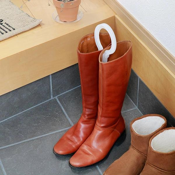 サイズ/約横41×縦10cm厚さ：約1.6cm重量/約65g内容量/2個セット材質/ポリプロピレン生産国/日本製●サッと差し込むだけでブーツを美しくキープできるブーツキーパークリップです。●自立するのでブーツのシワや型崩れを防ぎます。●クリ...