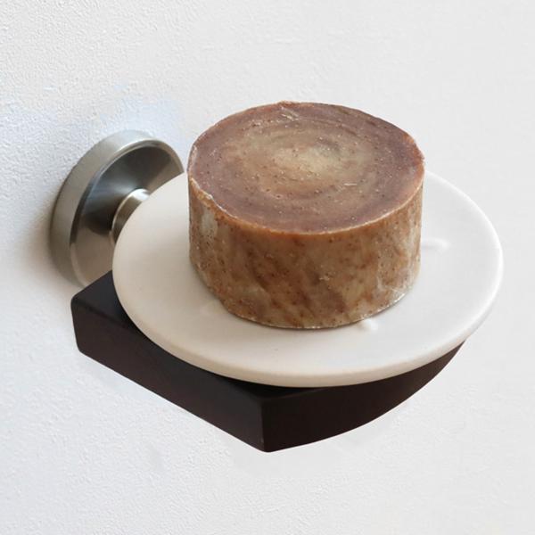 サイズ/約幅11.2×奥行13.7×高さ5.5cm重量/約296g内容量/1個付属品：直径6mmアンカープラグ（汎用/石膏ボード用）、取付ネジ、六角レンチ材質/ステンレス合金、無垢天然木材、セラミック生産国/中国製●ブランド「BISK」によ...