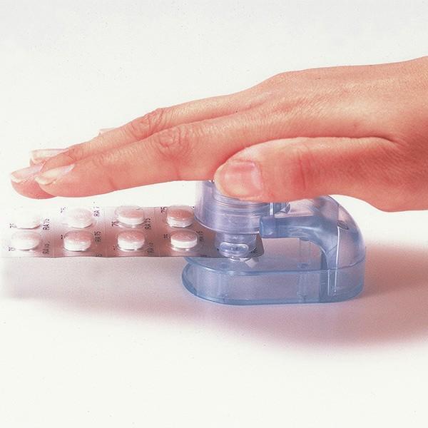 サイズ/約幅6.3×奥行4×高さ6cm重量/約38g内容量/1個材質/樹脂部：ポリエチレン樹脂ネジ・バネ：ステンレス鋼生産国/日本製耐熱温度/60度食器洗い乾燥機/使用不可●お薬を簡単に取り出せる便利道具です。●本体にシートをはさんで、上か...