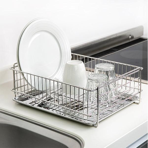 アットアクアシリーズの水切りバスケットです。食器やグラスがたっぷ置けます。トレーはお手入れラクラクのスライド式です。サビに強く、衛生的なステンレス製です。 【商品詳細】サイズ/約幅34.5×奥行28×高さ12cm 重量/約952g 内容量/...
