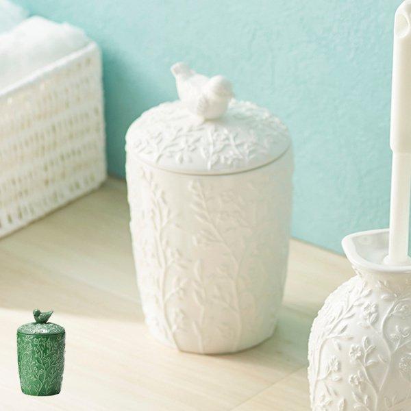 植物のレリーフと小鳥がポイントのトイレポットです。お洒落なデザインなので玄関や机の上のインテリアとしてもお使いいただけます。フタが付いているので中身を隠すことが出来ます。植物のレリーフと可愛い鳥の癒しのデザインを取り入れてみませんか。 【商...
