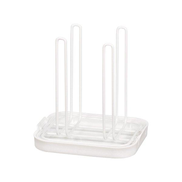 防サビ加工が施された「シンプルストレージシリーズ」です。シンプルで清潔感のある白色のペットボトル・グラススタンドです。洗い終わったペットボトルやグラスをサッと置いて乾かすことができます。水受け用のトレーは外して洗うことができるので、衛生的で...
