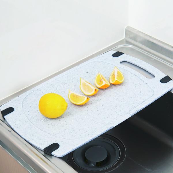 サイズ/約幅48×奥行29.5×高さ0.8cmラバー部（脚部）を含めた高さ：約1cm重量/約900g内容量/1枚材質/本体：ポリプロピレンラバー脚部：熱可塑性エラストマー生産国/台湾製耐熱温度/100度食器洗い乾燥機/使用可能●水切れが良い...