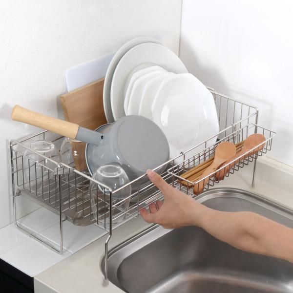 サイズ/約幅15〜27×奥行47.5×高さ21cm内寸：約幅13〜25×奥行44cm内容量/1台付属品：脚ゴム、小物ポケット1個、斜めトレー1枚、クッションチューブ4個材質/本体・小物ポケット：18-8ステンレス斜めトレー：18-0ステンレ...