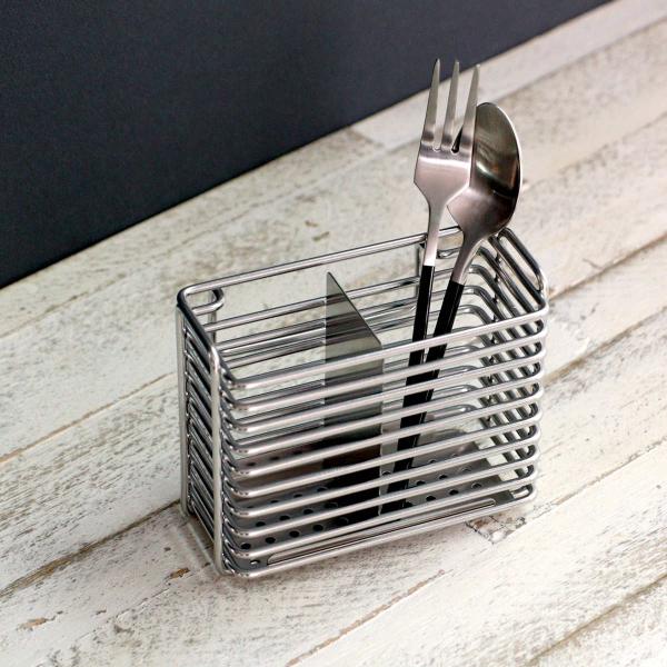 サイズ/約幅11×奥行6.5×高さ8cm内容量/1個材質/18-8ステンレス鋼生産国/中国製●オールステンレス製のワイヤーカトラリーポケットです。●水切りかご側面に引っ掛けてお使いいただけます。●仕切り付きなので、カトラリーの仕分けに便利で...
