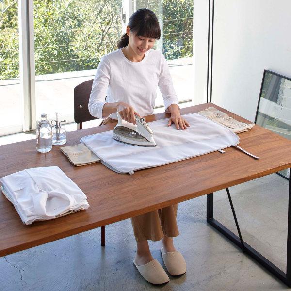 朝の忙しい時間でもサッと広げてアイロンを始められる、便利なアイロンマットです。あて布付きなので、テカりを気にせずにアイロンを掛けられます。アルミコーティングが施されているので、熱効率がアップして素早くキレイな仕上がりになります。サッと広げる...