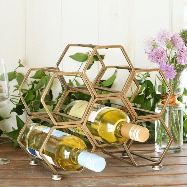 サイズ/約幅30.5×奥行17.5×高さ27.7cm内容量/1個材質/スチール生産国/中国製●ハチの巣のようなデザインのスチール製のワインラックです。●金属製なので、ワインをこぼしてしまってもすぐに色移りせず、サッと拭くことができます。●小...