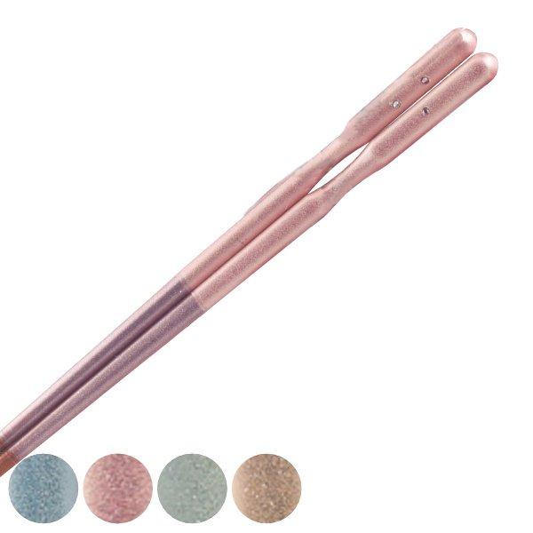 持ち手にスワロフスキーがついた、天然木のお箸です。上質で華やかなデザインは大人の女性にオススメです。カラーは4色揃っており、お好みの色味をお選びいただけます。先端には滑り止め加工が施されており、滑りにくく掴みやすいです。かわいい台紙に…（続...