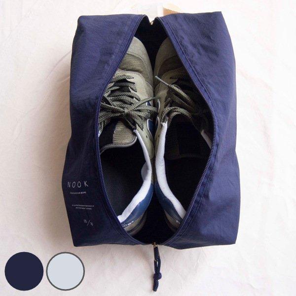 スーツケースに引っ掛けられる軽くてシンプルなシューズケースです。シンプルなカラーなので、様々なデザインのスーツケースにマッチします。スマホより軽量なので、持ち運びやすいです。メンズシューズもスッポリ入るサイズです。ダブルファスナー仕様になっ...