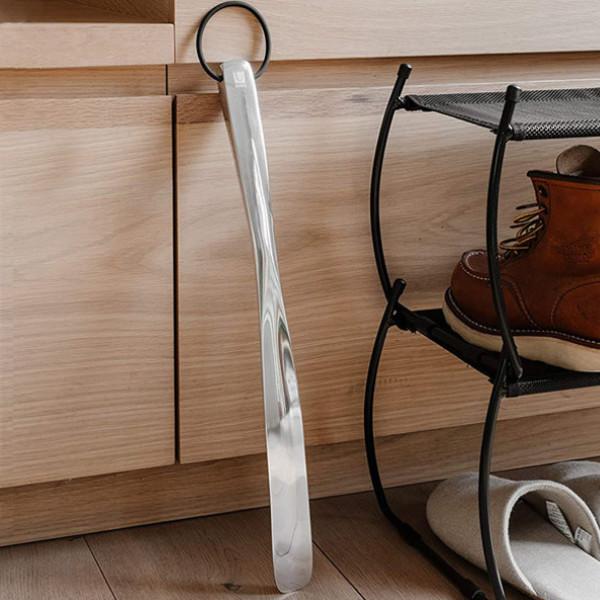 サイズ/約幅4×奥行4×高さ45cm内容量/1個材質/アルミニウム生産国/中国製●光沢があり高級感溢れるシューホーンです。●アルミニウム素材を使用しているので丈夫で長く使うことが出来ます。●足のかかとに沿った丸みがあるデザインでスッと履くこ...