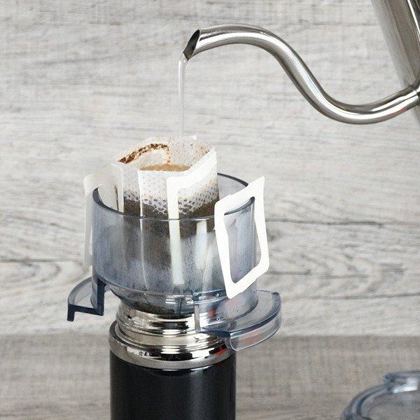 サイズ/約高さ6.5cm直径：約10cm※バックセット部の直径約7.5cm重量/約85g内容量/1個材質/AS樹脂生産国/日本製耐熱温度/80度耐冷温度/-20度●ドリップバッグ専用のホルダーです。●カップの上でドリップするので、注ぐ量が確...