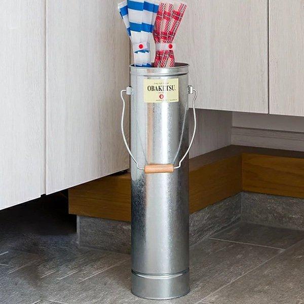サイズ/約幅16.5×奥行13.5×高さ49.5cm重量/約2.4kg内容量/1個材質/トタン（亜鉛メッキ鋼板）生産国/日本製●ひとつひとつ手作りで製造している日本製の傘立てです。●シンプルでレトロなデザインが中に入れる傘を引き立てます。●...