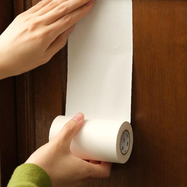 サイズ/約幅5×長さ2000cm内容量/1個材質/紙基材●下地が透けるのを防ぐ下貼り用テープ幅 5cmです。●塗装よりも手軽に、上から貼るテープの色柄を発色良く引き出します。●簡単にお部屋の印象を変えられる巾木のカラーチェンジにもおすすめで...