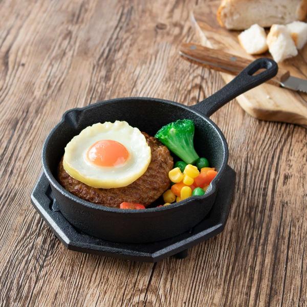 サイズ/約幅15.5×奥行23.5（取っ手含む）×高さ4cm約内径13cm重量/約670g内容量/1個材質/鉄鋳物（焼付け塗装）生産国/中国製オーブン/使用可能熱源/IH・ガス火両対応●出来立て熱々を楽しめる　スキレット　13cm●ガス・I...