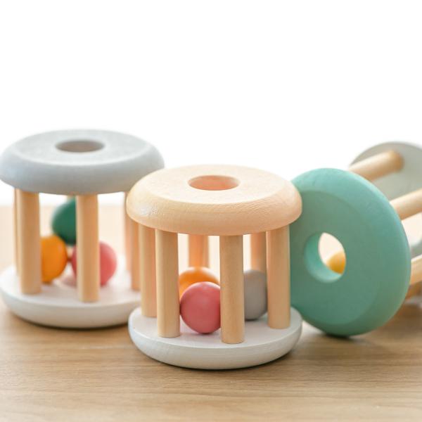 サイズ/約高さ6cm直径：約5.8cmパッケージサイズ：約幅6.5×奥行6.5×高さ7cm重量/約50g内容量/1個材質/木種類/ブルー、グレー、オレンジ対象年齢/0ヶ月以上●お部屋に出しておいても可愛く見えちゃう、優しい色合いの木製ラトル...