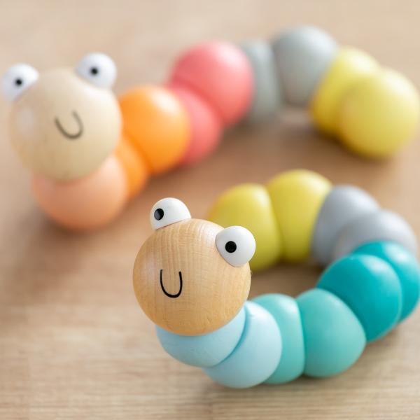 サイズ/約高さ16cm直径：約3cmパッケージサイズ：約幅4.5×奥行4.5×高さ20cm重量/約50g内容量/1個材質/木種類/ブルー、ピンク生産国/中国製対象年齢/10ヶ月以上●くねくねと身体をひねっていろんな形を楽しめる虫さんのおもち...