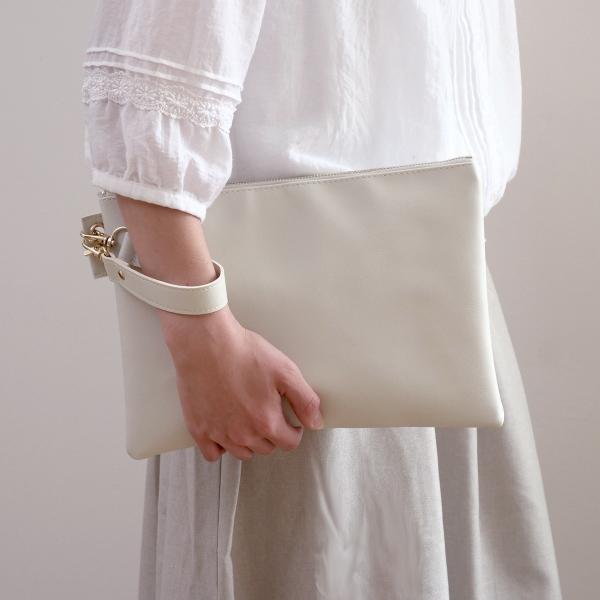 サイズ/約幅32×奥行2×高さ22cm重量/約188g内容量/1個材質/本体生地：合成皮革内側カーテン生地：ナイロンファスナー：銅(エレメント)、ポリエステル(テープ)、亜鉛合金(スライダー・引き手)ハトメ：銅ボタン：鉄ナスカン：亜鉛合金原...