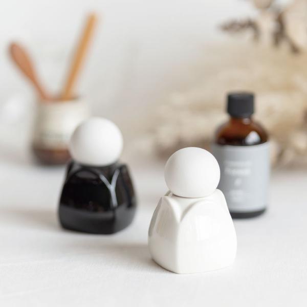 サイズ/約幅6.3×奥行6.3×高さ8.8cm内容量/1個付属品：アロマオイル（花の香り60ml）材質/陶種類/ホワイト、ブラック●素焼きと釉薬をかけた器を組み合わせた陶製のアロマディフューザーです。●アロマが素焼き部分から優しく香り、癒し...