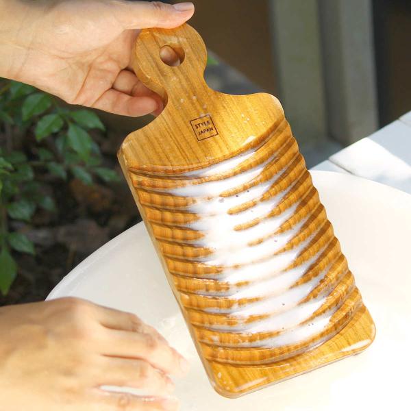 サイズ/約幅12×奥行1.5×高さ26cm重量/約250g内容量/1枚材質/サクラ生産国/日本製●頑固な汚れの予洗いや部分洗いにぴったり●洗面器サイズの小さな洗濯板●しっかりと握れる持ち手●国産のサクラの木を使用●2サイズ展開でお好みのサイ...