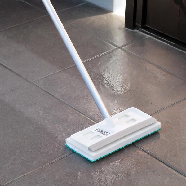 サイズ/約幅20×奥行8×高さ112cm伸縮時長さ：約71.5〜112cm内容量/本体（柄）、クリーナー各1個材質/本体（柄）：アルミニウム合金、ABS樹脂、ポリプロピレンヘッド：ポリプロピレン、熱可塑性エラストマークリーナー：(仮)ポリエ...