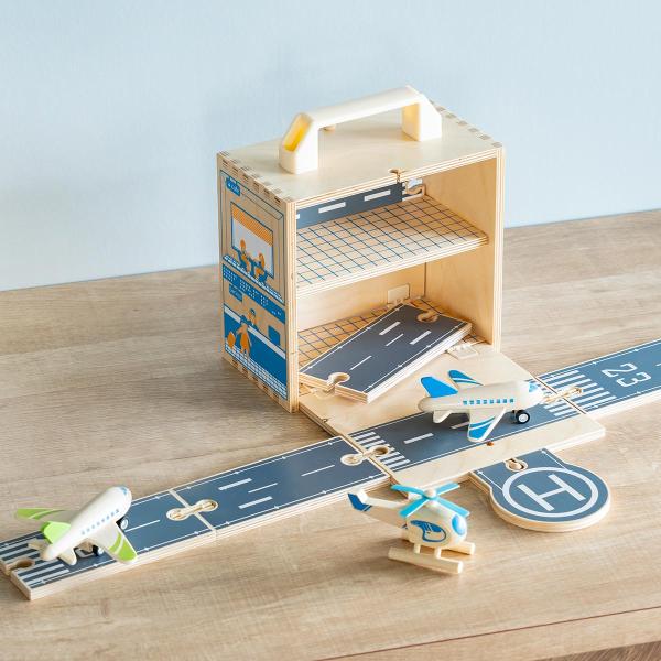 サイズ/BOX本体：約20×22×11cm飛行機：約8cmヘリコプター：約7cmパッケージサイズ：約幅21×奥行12×高さ23.5cm内容量/BOX本体×1、飛行機×2、ヘリコプター×1、滑走路×4、ヘリポート×1、接続パーツ×4材質/木（...