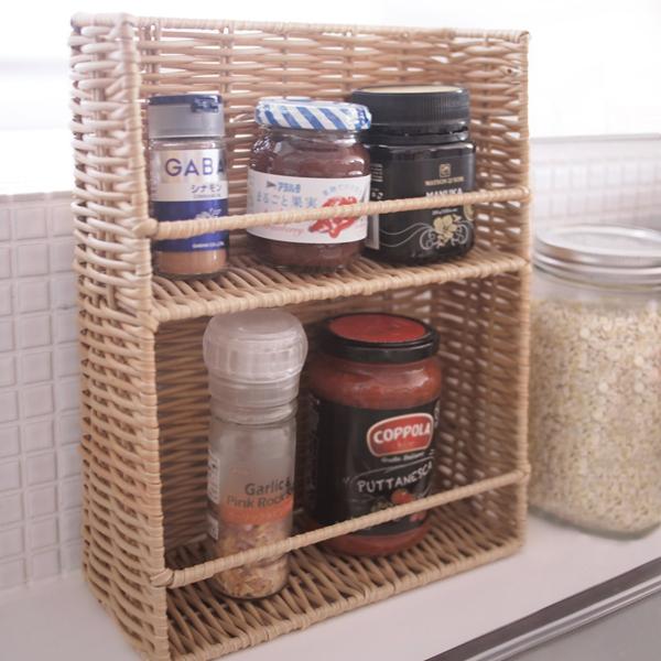 サイズ/約幅23×奥行9.5×高さ28.5cm内容量/1個材質/ポリエチレン、アイアン生産国/中国製●天然素材風のフェイクラタンを使用したスパイスラックです。●フェイク素材なので丈夫で壊れにくいです。●汚れてもサッと水洗いや、水拭きが可能で...