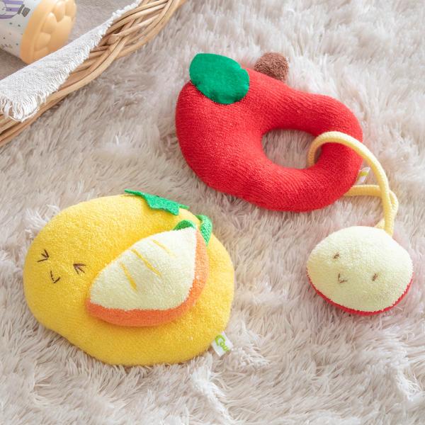 サイズ/リンゴ：幅10×奥行5×高さ8cmミカン：幅11×奥行3×高さ9cm内容量/1個材質/表：綿100％、中：ポリエステルわた種類/リンゴ、ミカン生産国/日本製洗濯/洗濯機使用可能対象年齢/0ヶ月〜●ママの肌の感触に似た柔らかくて、やさ...