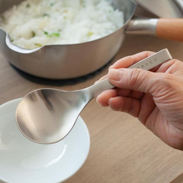 サイズ/約幅5.7×奥行1.3×高さ16.8cm内容量/1個材質/ステンレス生産国/日本製食器洗い乾燥機/使用可能●調理にも取り分けにも使いやすい、サービングスプーンです。●先端の丸みと深すぎない曲面で、フチに沿って料理をキレイに取ることが...