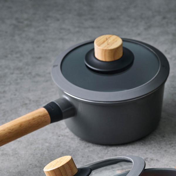 サイズ/約幅19×奥行39×高さ14.2cm内径：約18cm重量/約1.14kg容量/約1.8L内容量/1個材質/本体：アルミ鋳物取っ手：ベークライト、天然木蓋：耐熱ガラス、シリコン加工：ノンスティック（セラミックコーティング）加工生産国/...