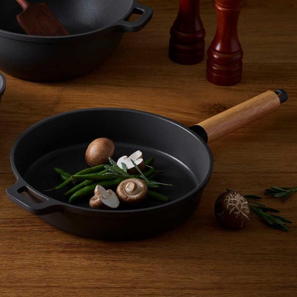 サイズ/約幅25×奥行47.2×高さ5.2cm内径：約24cm重量/約983g内容量/1個材質/本体：アルミ鋳物取っ手：ベークライト、天然木加工：3層メガストーンコーティング（ふっ素コーティング）加工生産国/韓国製熱源/IH・ガス火両対応●...