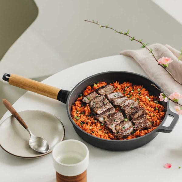 サイズ/約幅29×奥行51.2×高さ5.2cm内径：約28cm重量/約1220g内容量/1個材質/本体：アルミ鋳物取っ手：ベークライト、天然木加工：3層メガストーンコーティング（ふっ素コーティング）加工生産国/韓国製熱源/IH・ガス火両対応...