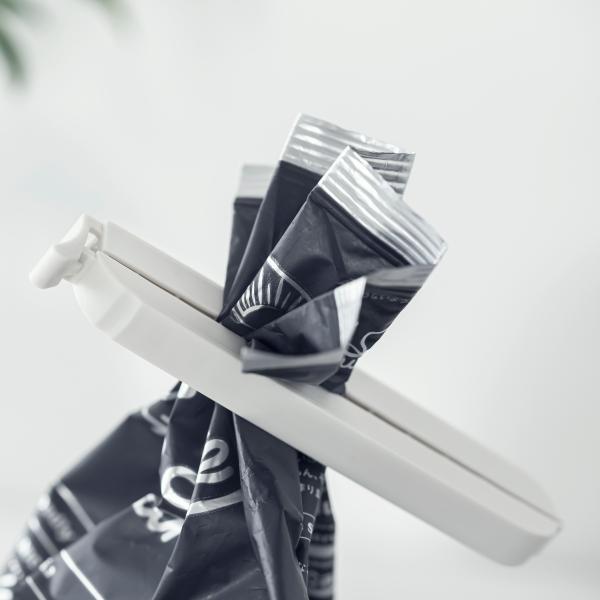 サイズ/約幅2.2×奥行13×高さ1.1cm重量/約14g内容量/3個入材質/ポリプロピレン・天然無機抗菌剤・ホタテ貝殻焼成カルシウム生産国/中国製耐熱温度/120度耐冷温度/-20度食器洗い乾燥機/使用可能電子レンジ/使用不可●簡単に密閉...