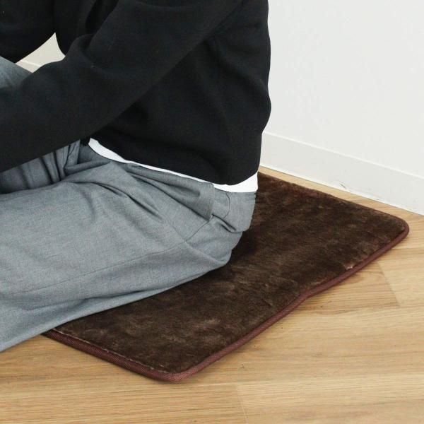 サイズ/約横58×縦58cm内容量/1台材質/表面：ポリエステル100％裏面：ポリエステル100％生産国/中国製消費電力/72W●必要な場所だけ温める小さな電気カーペットです。●イスの上におけば腰の冷えを防ぎ暖かな座席に変わります。●足元を...