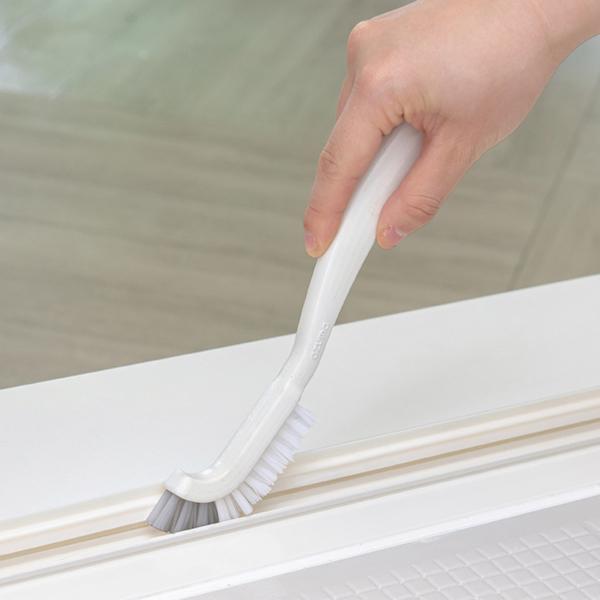 サイズ/約幅2×奥行22×高さ5cm重量/約40g内容量/1個材質/ブラシ：PET、ナイロングリップ：ポリプロピレン磁石：ゴム磁石生産国/日本製耐熱温度/50度●洗いにくい隅々までしっかり洗える薄型カーブブラシです。●浴室の排水溝、ドアレー...