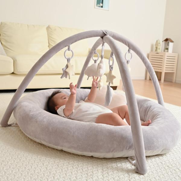 サイズ/約幅92×奥行92×高さ58cm重量/約1.4kg内容量/1個材質/生地：ポリエステル、中綿：ポリエステルトイ：生地/ポリエステル、ミラー/アクリル樹脂、芯材/PP、フック/ABS生産国/中国製対象年齢/0か月〜●おそらの雲の上がモ...