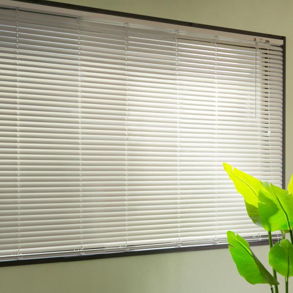 サイズ/約幅170×高さ108cm内容量/ブラインド1枚付属品：取付金具一式材質/アルミニウム、スチール生産国/中国製屋内・屋外/屋内用●光の取り入れ方を調整できる●シンプルなデザインのアルミブラインド●操作が簡単で使いやすい●お手入れ方法...