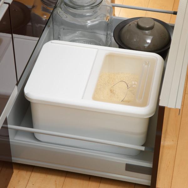 サイズ/約幅28×奥行38×高さ19.5cm容量/約12L計量カップ：約180ml内容量/1個付属品：1合カップ材質/本体・フタ：ポリプロピレンスライド扉・計量カップ：ポリスチレン生産国/日本製パーツ別耐熱温度/本体・フタ：100度、スライ...