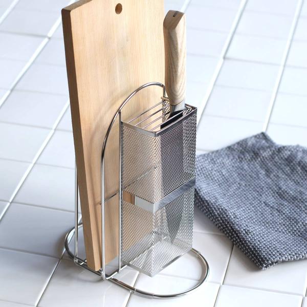 サイズ/約幅15×奥行20×高さ24.5cm内容量/1個材質/18-8ステンレススチール生産国/日本製●老舗道具店・工房アイザワのまな板スタンドです。●最大4本の包丁と、厚さ3cm程度のまな板を１枚立てられます。●ワークトップでまな板や包丁...