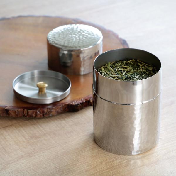 サイズ/約高さ10.6cm直径：約7.5cm内容量/1個材質/18-8ステンレススチール生産国/日本製●モノづくりの町として知られる、新潟県燕市に社屋をかまえる工房アイザワの茶筒です。●サビにくく衛生的で、耐久性に優れた18-8ステンレスス...