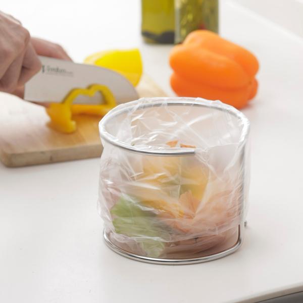 サイズ/約高さ10cm直径：約12.5cm重量/約120g内容量/1個材質/18-8ステンレス（線径5mm）生産国/日本製●不要になったポリ袋を利用して生ゴミ入れ用スタンドとして便利にお使いいただけます。●サビに強いステンレス製でシンプルか...