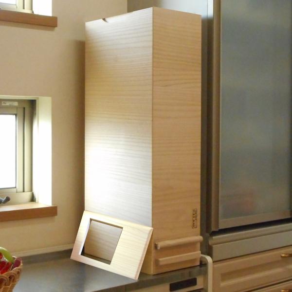 サイズ/約幅20×奥行39×高さ90cm容量/米収納量：約30kg内容量/1台材質/本体：桐(北米産)蓋：アクリル生産国/日本製●優れた気密性でお米を守る桐製計量米びつです。●調湿効果と防虫効果でお米が劣化せず、美味しいまま保存できます。●...