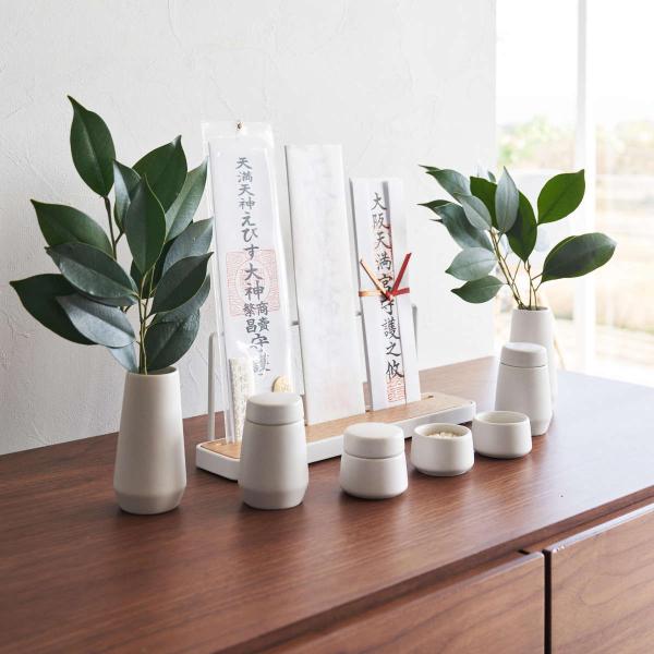 サイズ/水玉：約幅5×奥行5×高さ4.5cm（蓋含む）皿：約幅5×奥行5×高さ3cm瓶子：約幅5×奥行5×高さ7.5cm（蓋含む）榊立：約幅5×奥行5×高さ9.5cm内容量/1セット材質/陶器カラー/ホワイト生産国/中国製食器洗い乾燥機/使...
