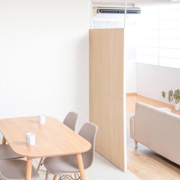 サイズ/約幅90×奥行4.5（脚部16）×高さ202〜260cm目隠し部高さ：（床から）約182cm重量/約14kg内容量/1台材質/パネル：プリント紙化粧繊維板フレーム：スチール（粉体塗装）生産国/日本製組立状態/お客様組立品●突っ張りパ...