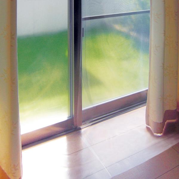 サイズ/約幅100×丈225cm重量/約510g内容量/2枚付属品：Sカン14個材質/塩化ビニル樹脂Sカン：ポリアセタール●冷暖房効率UPで一年中使える断熱カーテンライナーです。●幅100cm×丈225cmの採光クリアタイプです。●UVカッ...