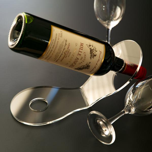 サイズ/約幅27.6×奥行11.7×高さ11.8cm重量/約160g内容量/1個材質/アクリル生産国/日本製組立状態/完成品お届け梱包数/1個口●ゆとりを生む透過性が特徴のアクリル製です。●目立たず魅せる存在感のあるワインボトルスタンドです...