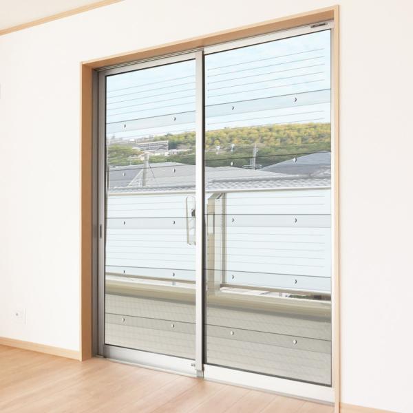 サイズ/約横90×縦33cm内容量/1個（パネル12枚、両面テープ、ジョイントパーツ各20個、ガイド1枚、ガード2枚）材質/本体：ポリエステル樹脂両面テープ：ポリエステル樹脂、アクリル系樹脂生産国/日本製●窓に取り付けて、二重窓構造が作れる...