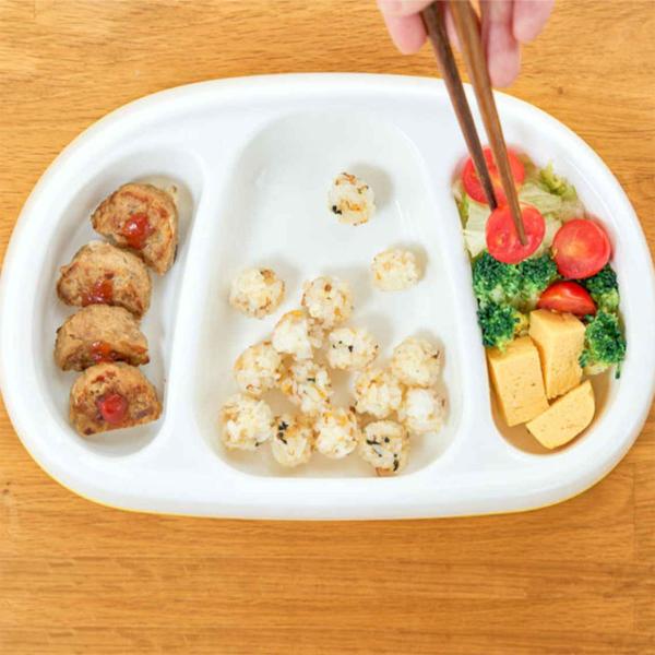 サイズ/約幅26.4×奥行17.8×高さ3.4cm重量/約195g容量/約500ml内容量/1個材質/ポリプロピレン、熱可塑性エラストマー耐熱温度/120度食器洗い乾燥機/使用可能電子レンジ/使用可能対象年齢/1歳頃から●手前に向かって傾斜...